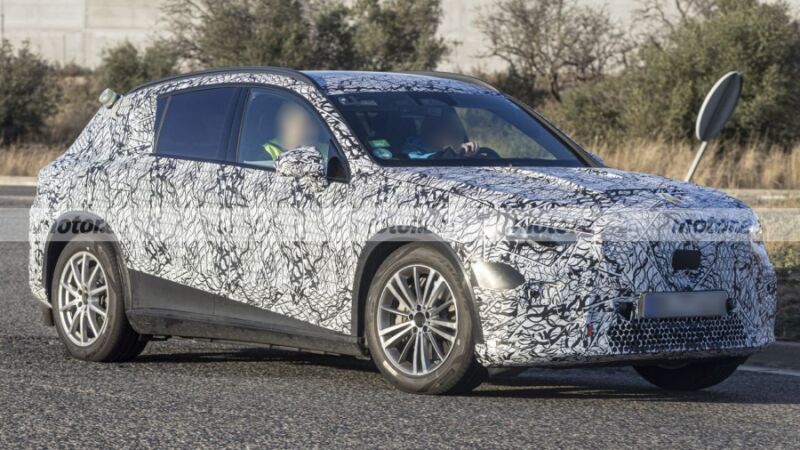 Future Electric Mercedes GLA показан на тестах (фото)